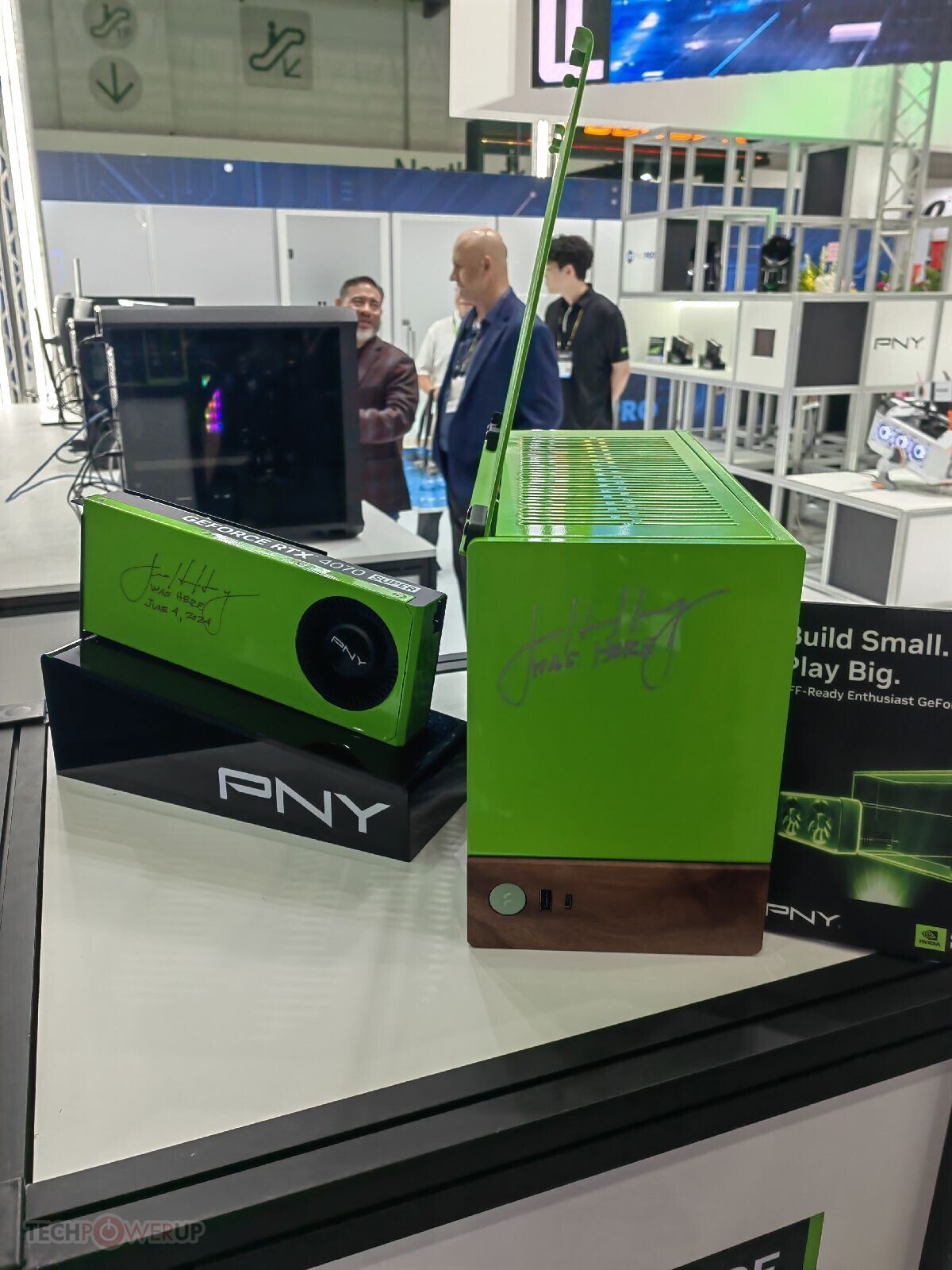 PNY의 지포스 RTX 4070 슈퍼의 녹색 모델 - 컴퓨터 / 하드웨어 - 기글하드웨어