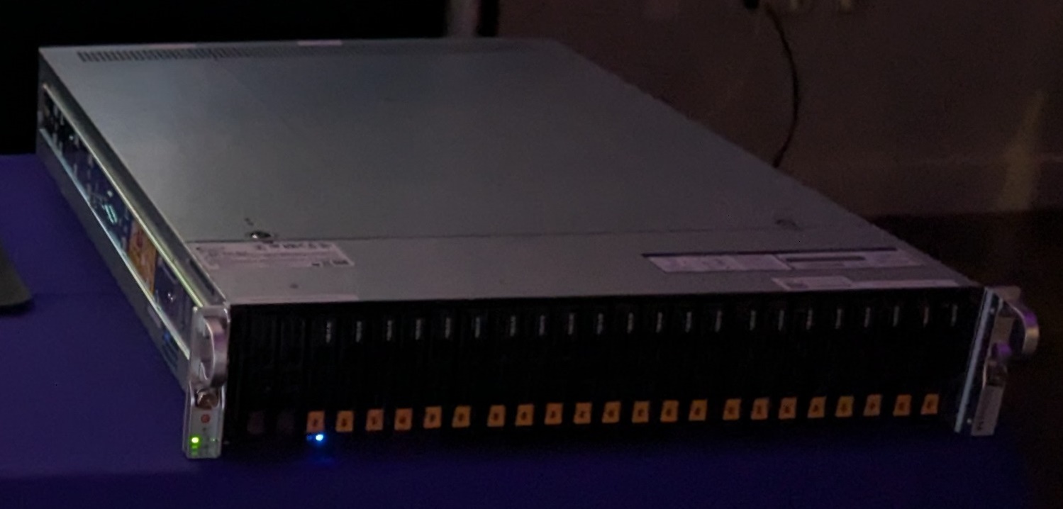 솔리다임, 122TB 엔터프라이즈 QLC SSD를 시연. 25년 초에 출시 - 컴퓨터 / 하드웨어 - 기글하드웨어