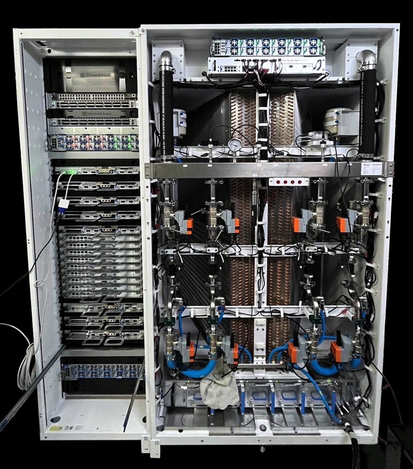 블랙웰 GB200이 탑재된 MS 애저 서버. 쿨링이 2/3을 차지 - 컴퓨터 / 하드웨어 - 기글하드웨어